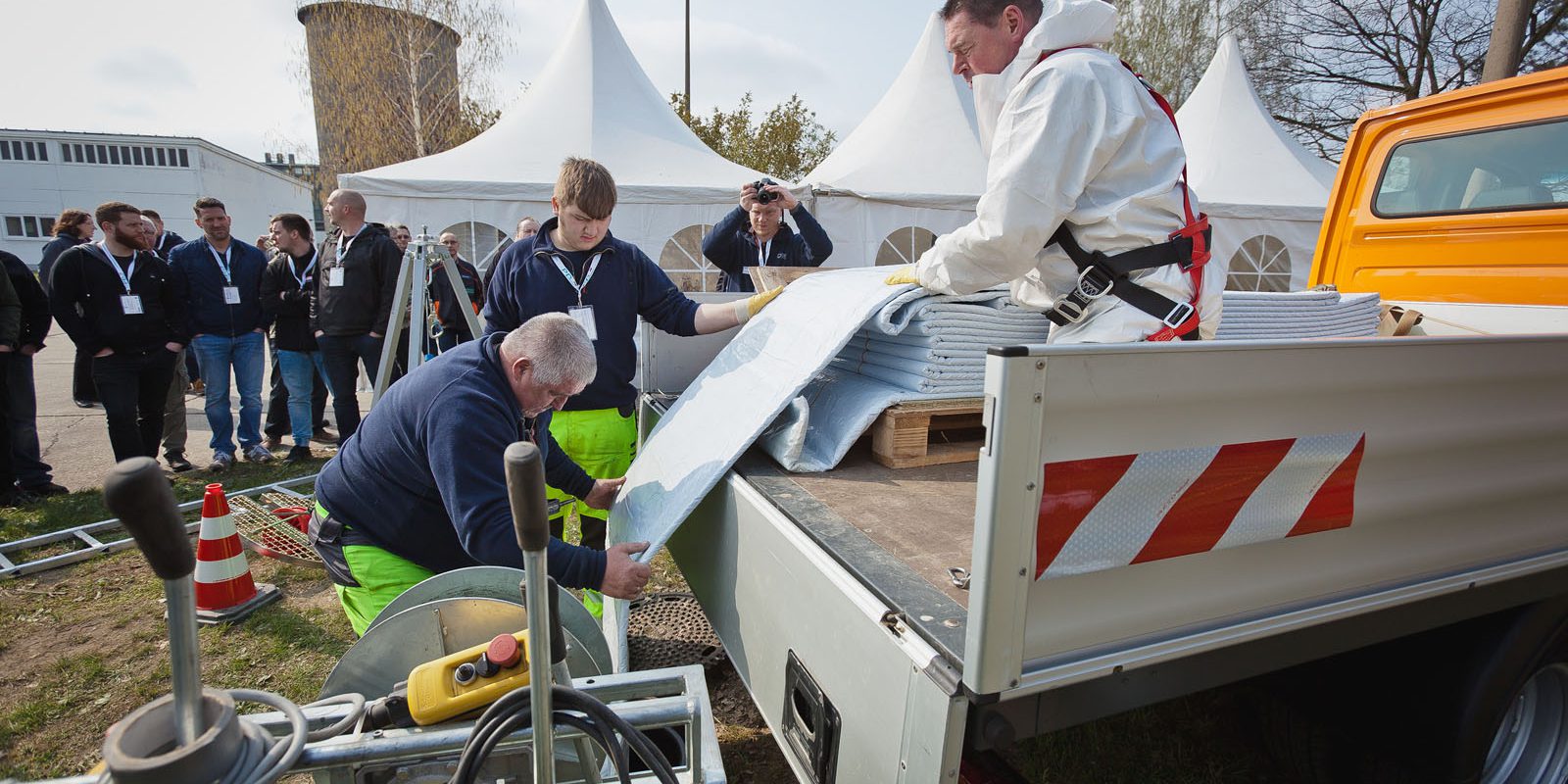 Vom Glasfaden zur grabenlosen Sanierung von Kanälen – Liner-Einbau in ...