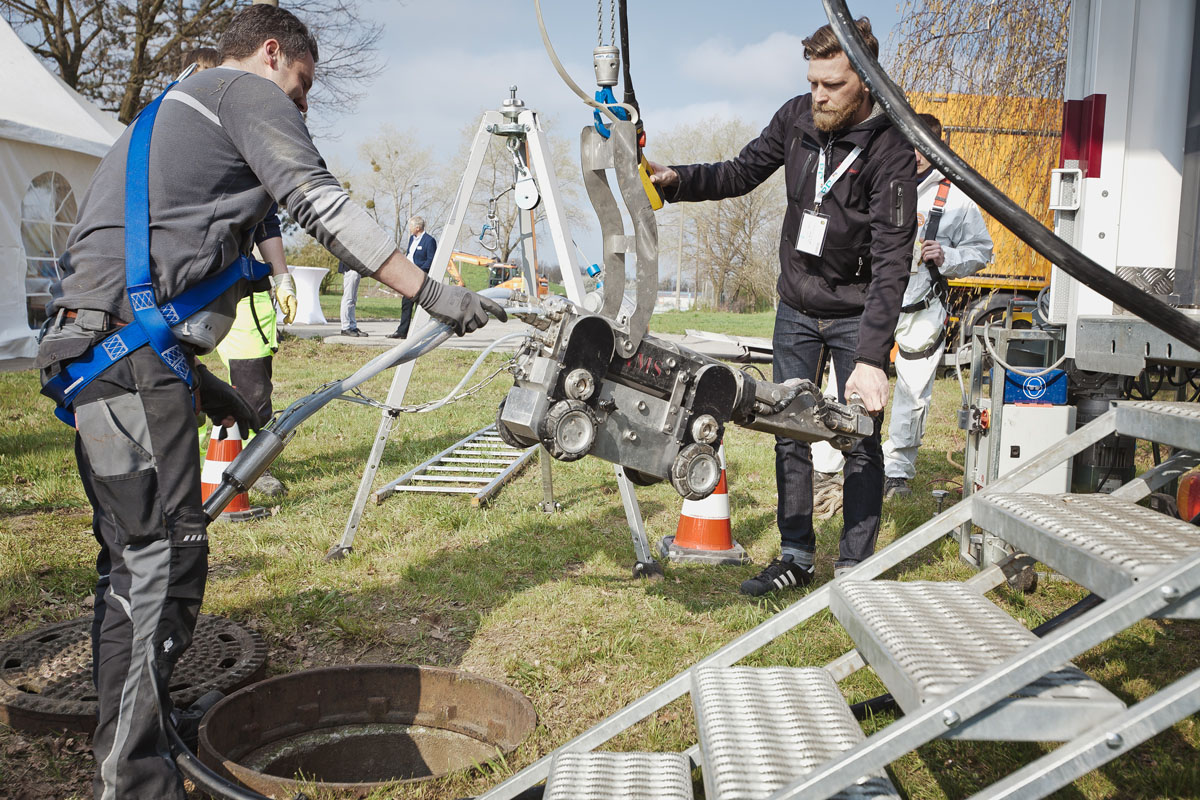 Vom Glasfaden zur grabenlosen Sanierung von Kanälen – Liner-Einbau in ...